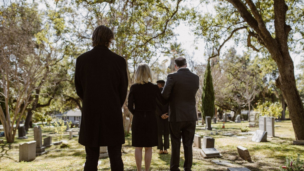 Memorial Service: A Gentle, Practical Guide to Planning One That Feels ...